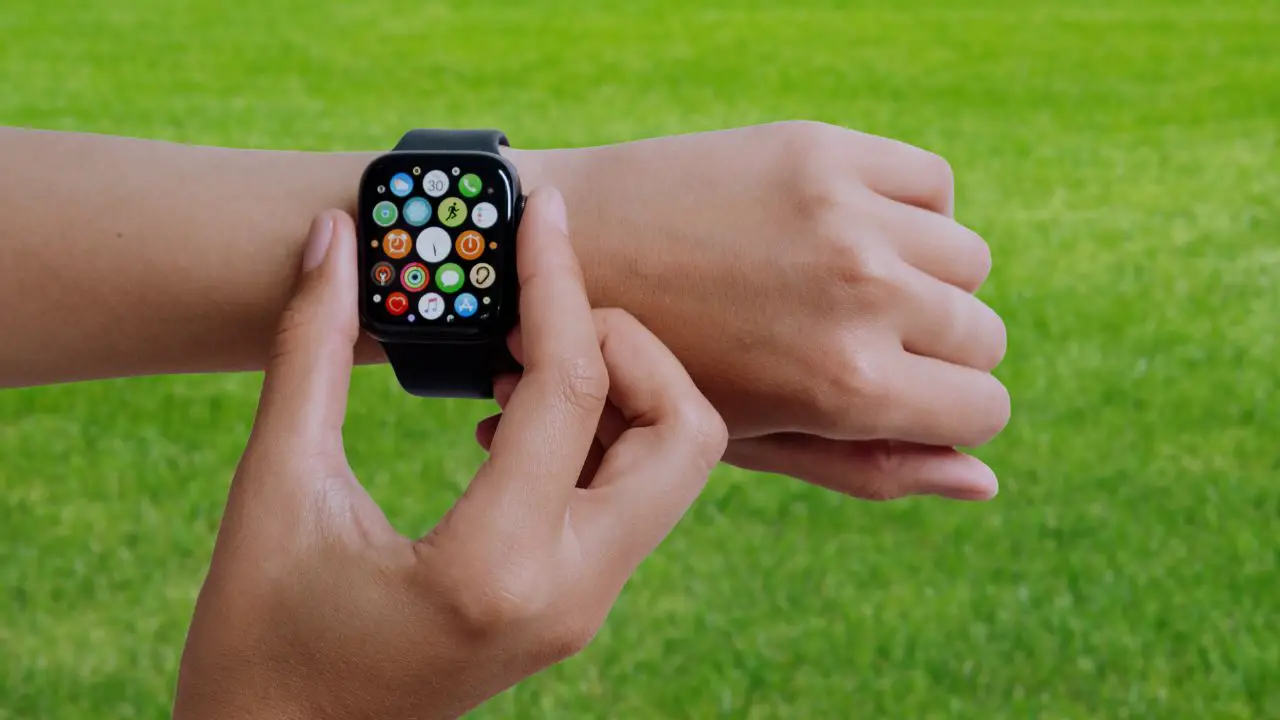 How to Change the Name of Apple Watch With and Without iPhone (Complete ...